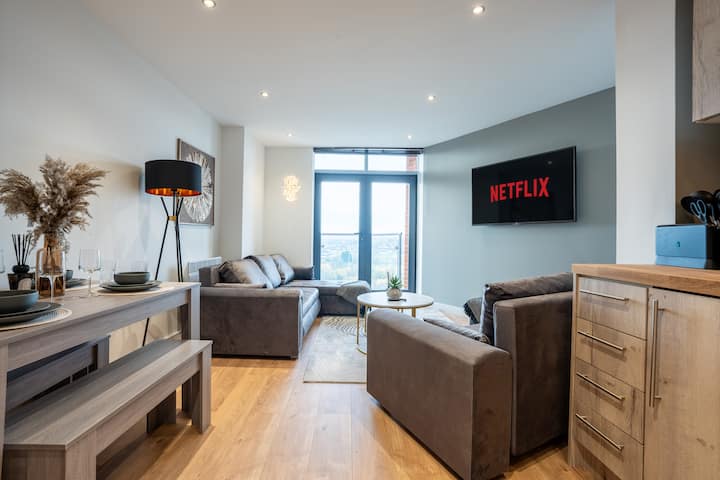 Modern Riverside Retreat - Sleeps 10 - Balcony - Leeds