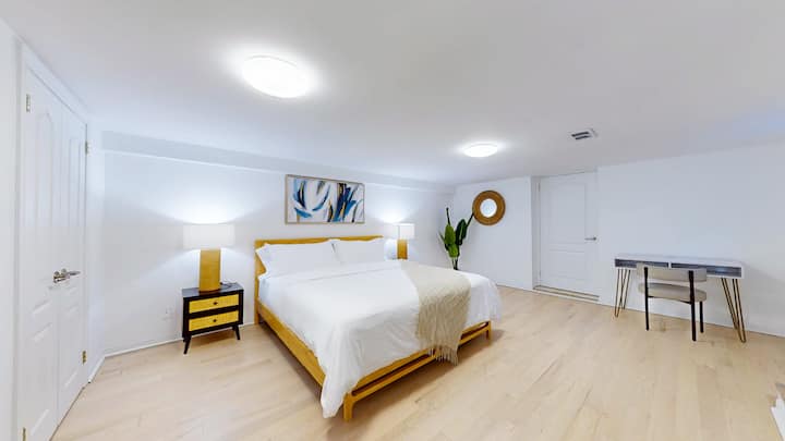 Spacious & Private 3 Bedroom Lower Level Suite - Centennial Park