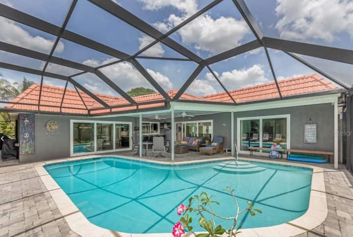 Venice Island Sanctuary: Pool, Hot Tub & Walkable - Venice, FL