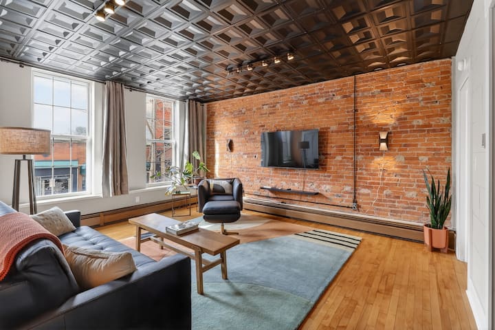 Brick Loft | Historic Downtown Walk-up + Parking - Oberlin, OH