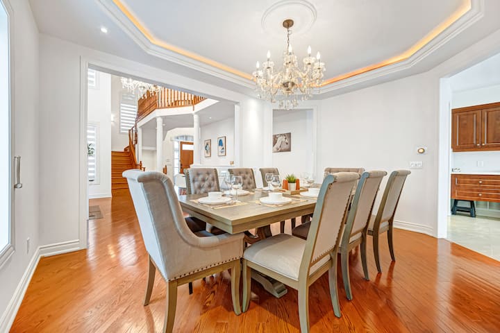 Spacious 4br Home •Backyard •Near Hwy & Go Station - Markham