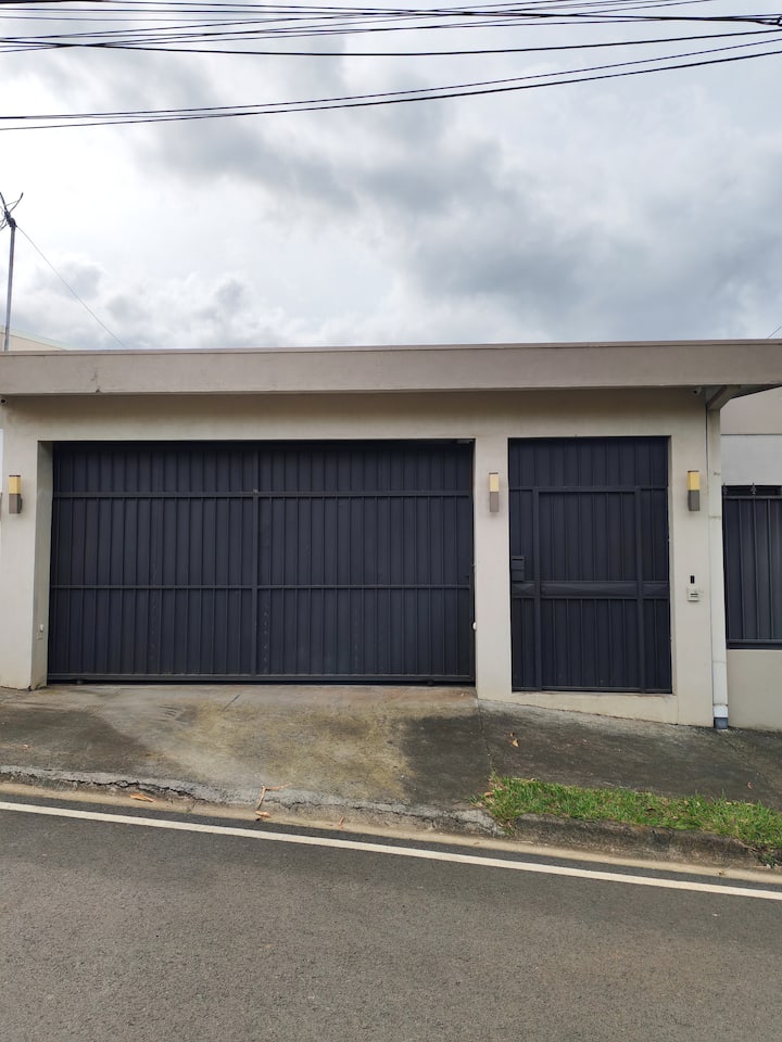 Casa Una Planta Con Espacios Amplios Techos Altos - San José