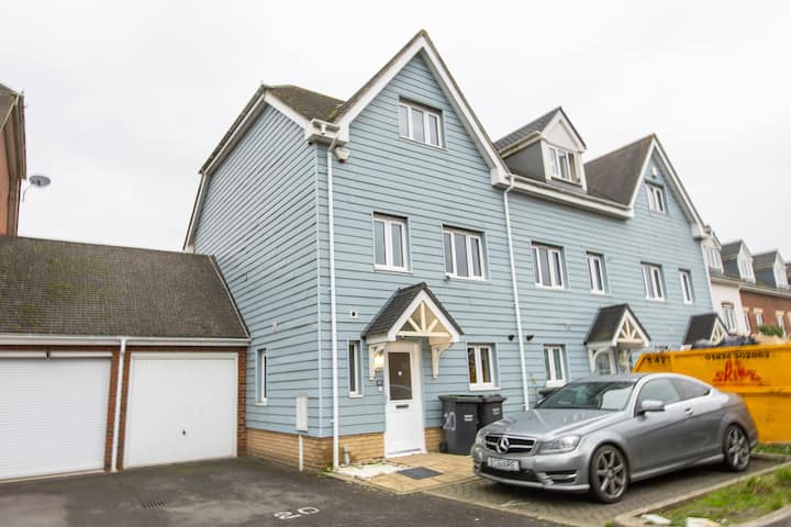 Perfect Booking | 5br Home Near New Hythe Station - Maidstone