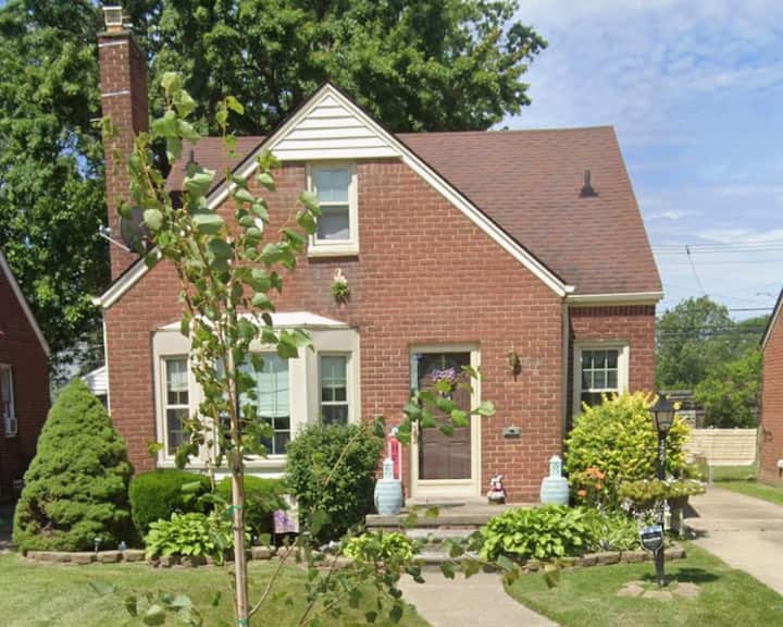 Charming, Cozy Bungalow. - Dearborn, MI