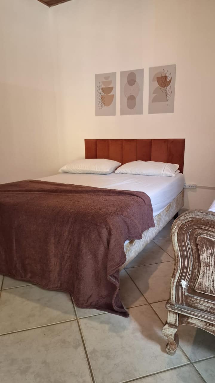 Suíte Casal + Solteiro - Pousada Três Irmãos - Trindade