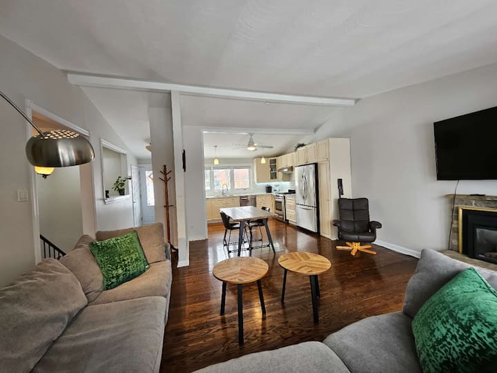 Full Main Floor-2bdrm, Bath, Kitchen, Parking. - Vaughan