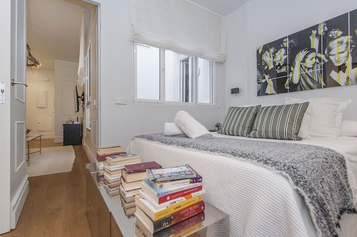 Quevedo - Coqueto, Tranquilo Y Elegante - Estación de Cercanias de Recoletos - Madrid