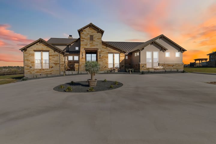 Magnolia Ranch Cottage • Private Luxury Retreat - Elgin, TX