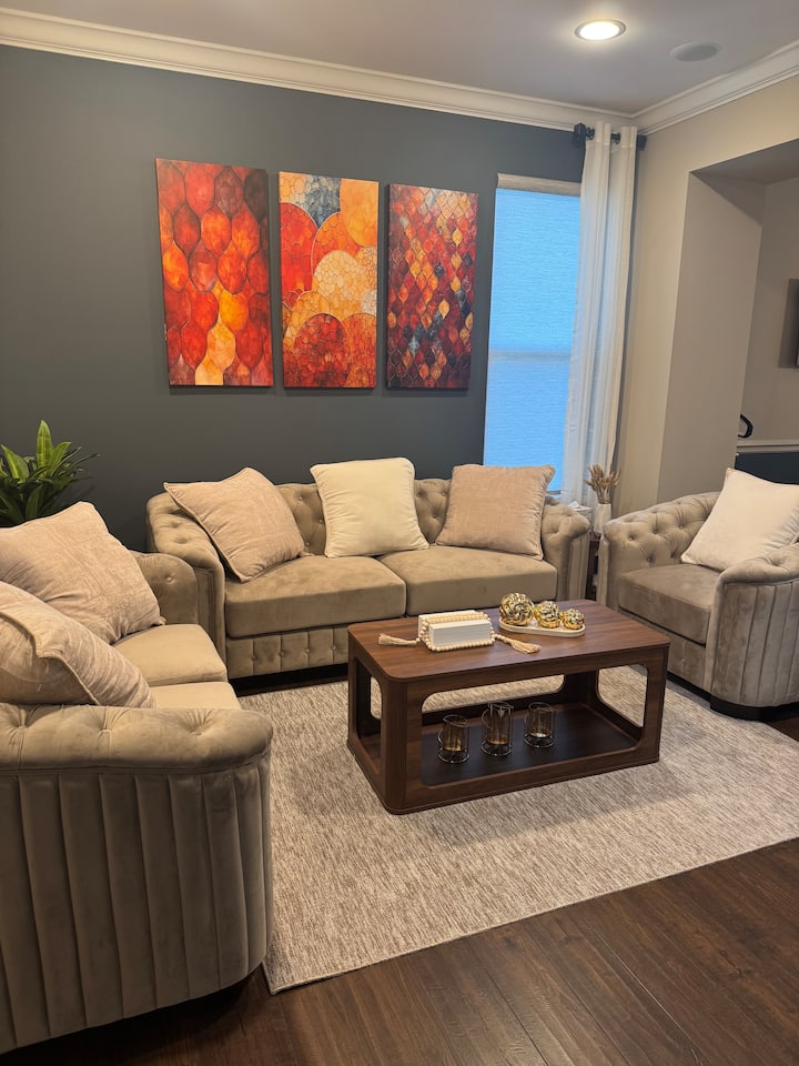 Cozy And Modern Family Home Away From Home - Lowell, IN