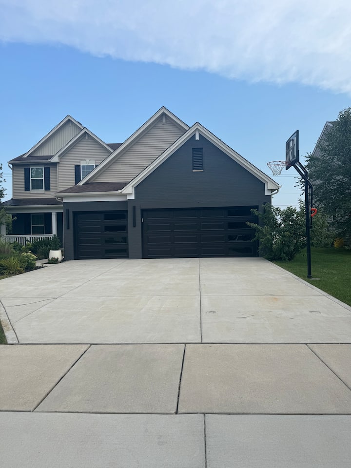 Cozy And Modern Family Home Away From Home - Lowell, IN