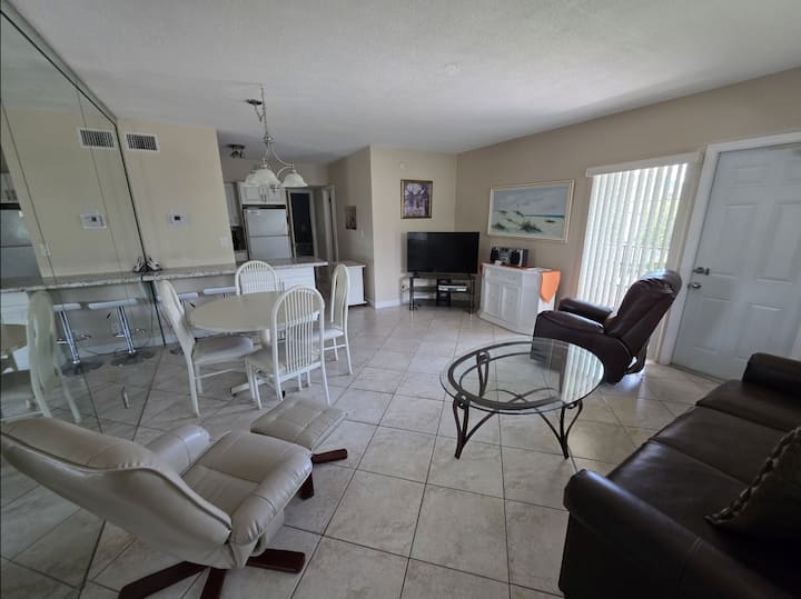 #27 One Bedroom Condo Located On The Intracoastal - Pompano Beach, FL