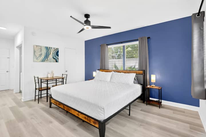 Miami Beach Studio With King, Smart Tv & Dining No - South Beach, FL