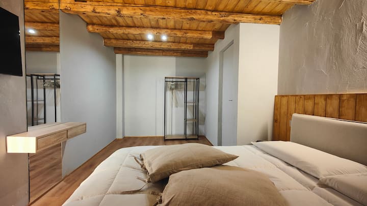 Boutique Alpine Three-bedroom By Supastays - La Thuile