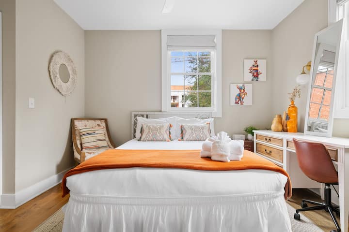 4 Bedroom - 2 Blocks To King Street With Parking - Charleston, SC