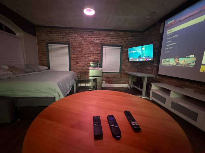 Guesthouse Studio W/ Rustic Exposed Brick Walls. - Glen Burnie, MD