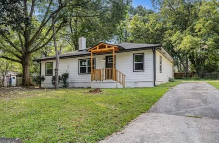 Bright & Cozy Home Base Near Airport & Atlanta - Riverdale, GA
