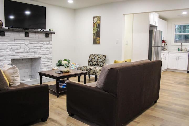 Bright & Cozy Home Base Near Airport & Atlanta - Riverdale, GA