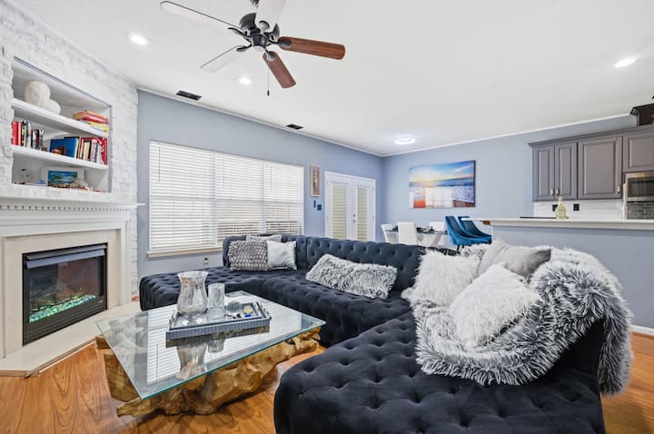 Lakeside Retreat: 4br Townhome W/ Water View Deck - Hampton, VA