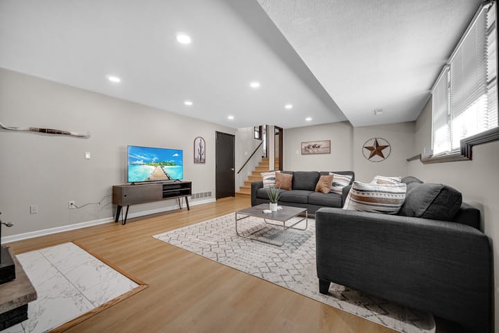 Steps From Olivet Nazarene – Spacious 5br Retreat - Kankakee, IL