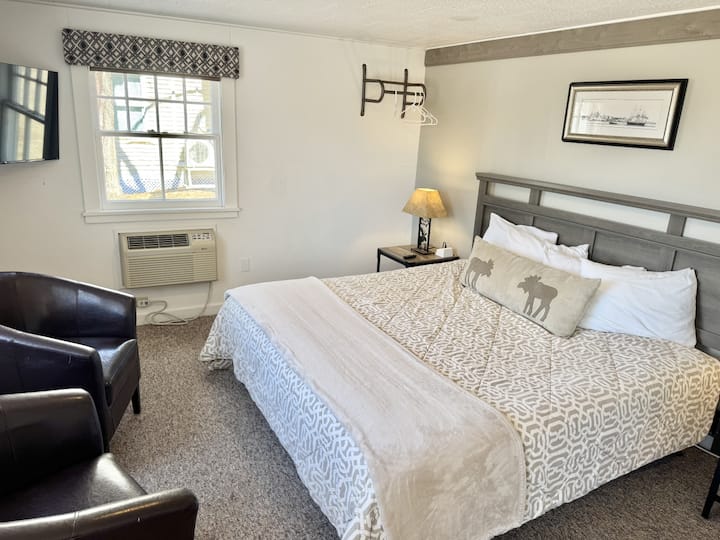 Gallagher's Travels Cabin 6 (King Bed) - Maine