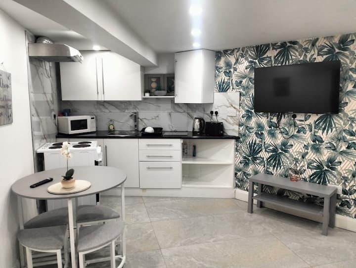 Modern 3-bed Serviced Apartment - Milnsbridge - Huddersfield