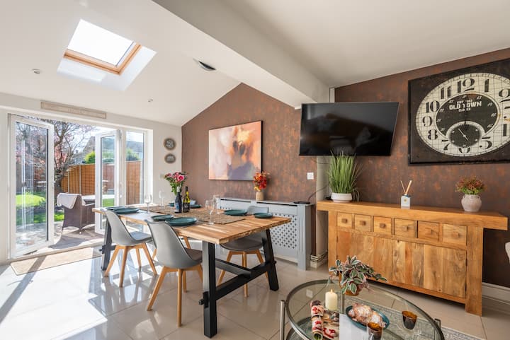 Stylish Cheltenham Home, 4 Beds, Garden & Parking - Cheltenham