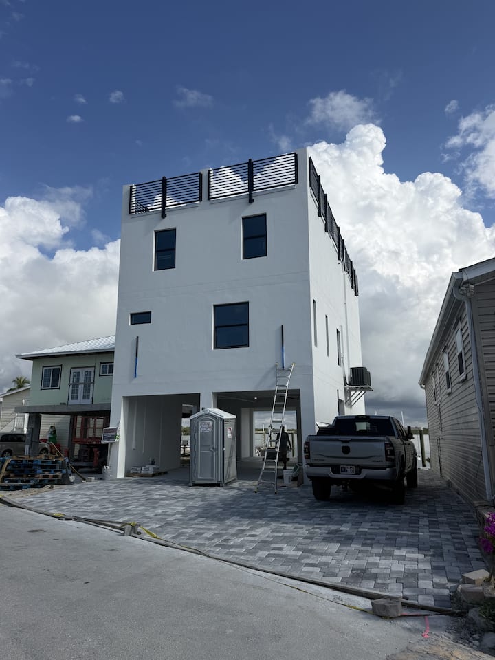 Brand-new Bayfront Luxury Retreat - Fort Myers Beach, FL