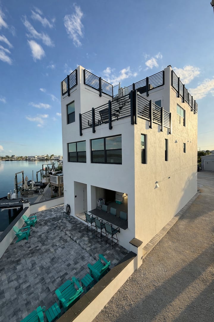 Icon On The Bay - Panoramic Views/rooftop Hot Tub - Fort Myers Beach, FL