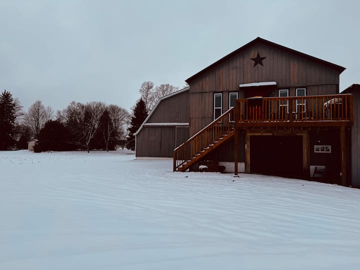 Cozy Hayloft And Quiet Bunkie Combined - Delhi, ON, Canada