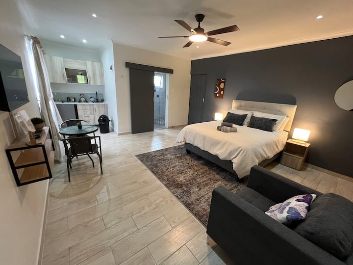 Quiet Kloof Getaway With Queen Sealy Bed (Suite 1) - Pinetown