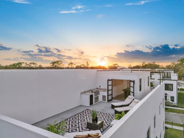 Rooftop Vibes • New Luxury Townhome + Hot Tub - Pinellas Park, FL