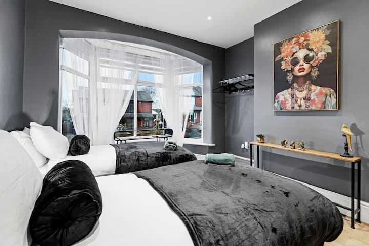 4 Bed 8 Guests Home With 2 Car Private Parking - Bolton, UK