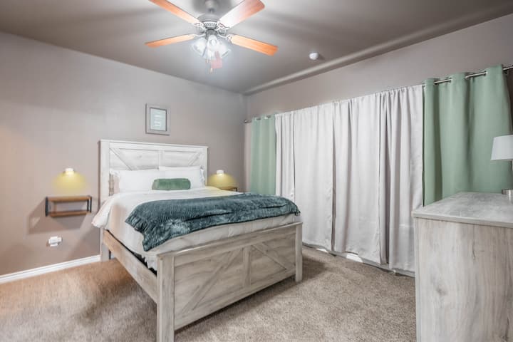 Sunset Retreat, Clean Modern 3br, Garage, Near 191 - Odessa, TX