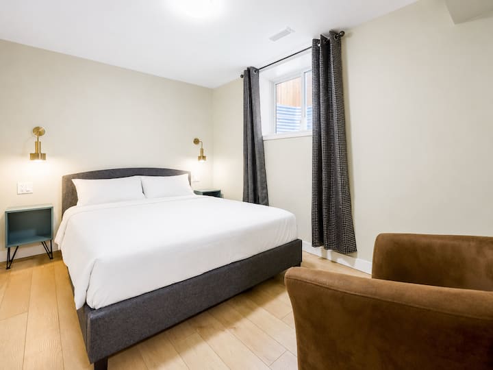 Renovated Basement In Great Area With Parking - Newmarket