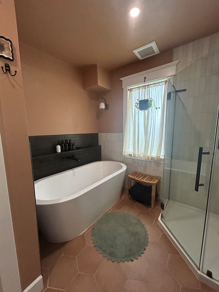 Good Vibes And Bubbly Tides: A Dreamy, Cozy Escape - Portland, OR