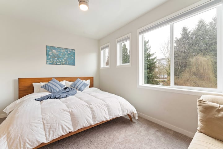Sleek 3br2b Home | Workspace | Patio | E#42057 - Portland, OR