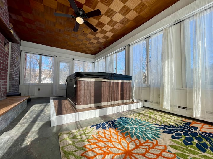 Enclosed Hot Tub, King Bed, 3 Bdrm, Close To Town - Ellenville, NY