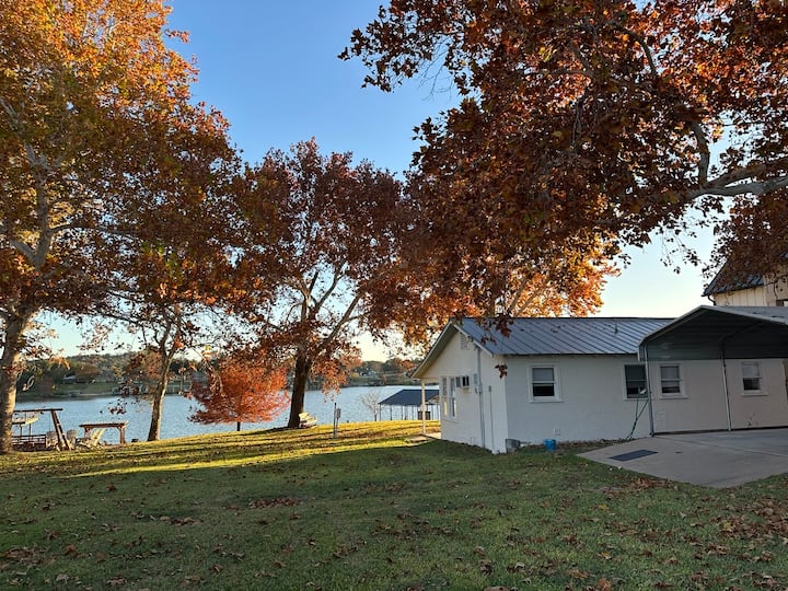 Lake Lbj Waterfront Cottage + Sunsets & Sunrises - Kingsland, TX