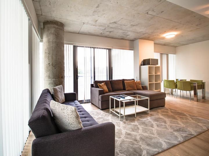 Luxury Condo Great Location + Gym + Pool + Sauna - Toronto