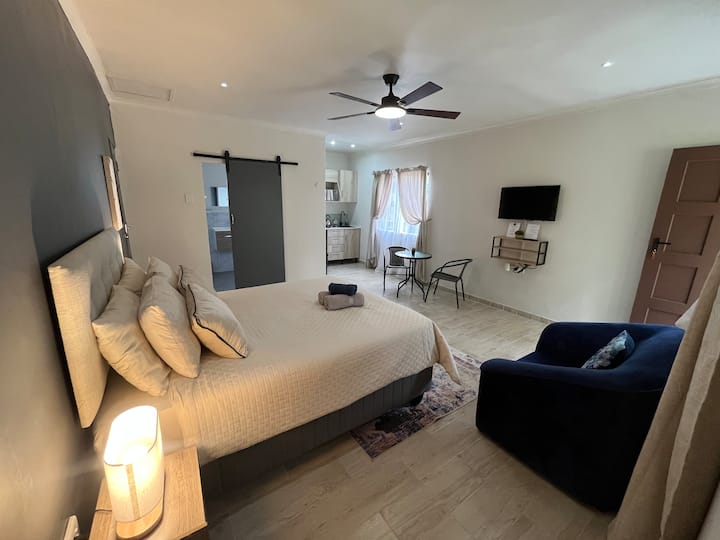 Quiet Kloof Getaway With Queen Sealy Bed (Suite 2) - New Germany