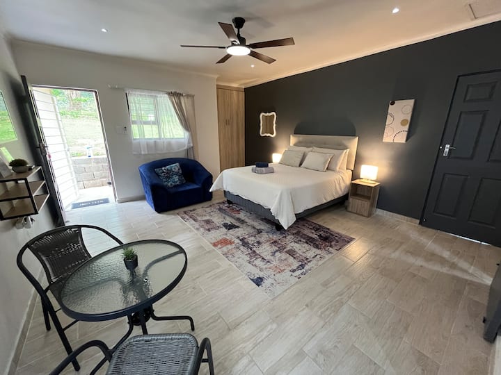 Quiet Kloof Getaway With Queen Sealy Bed (Suite 2) - Kloof