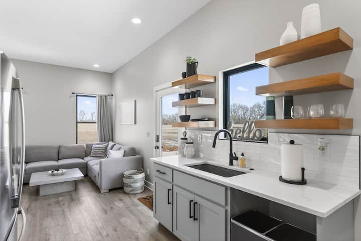 Modern Lone Jack Suite: Luxury Living - Kingsville, MO