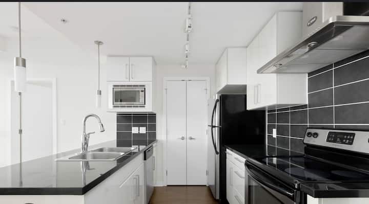Luxury 2br Condo | Sleeps 6 | Full Amenities - Vancouver