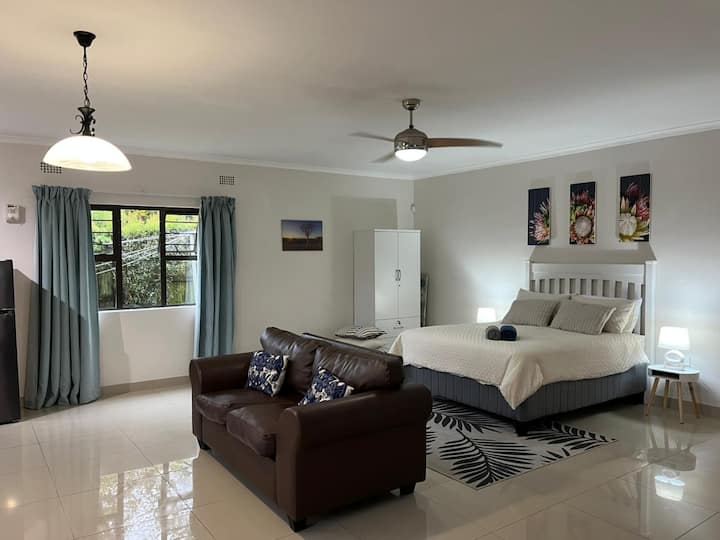 Large Open Plan Cottage In Leafy Kloof (Suite 3) - Pinetown