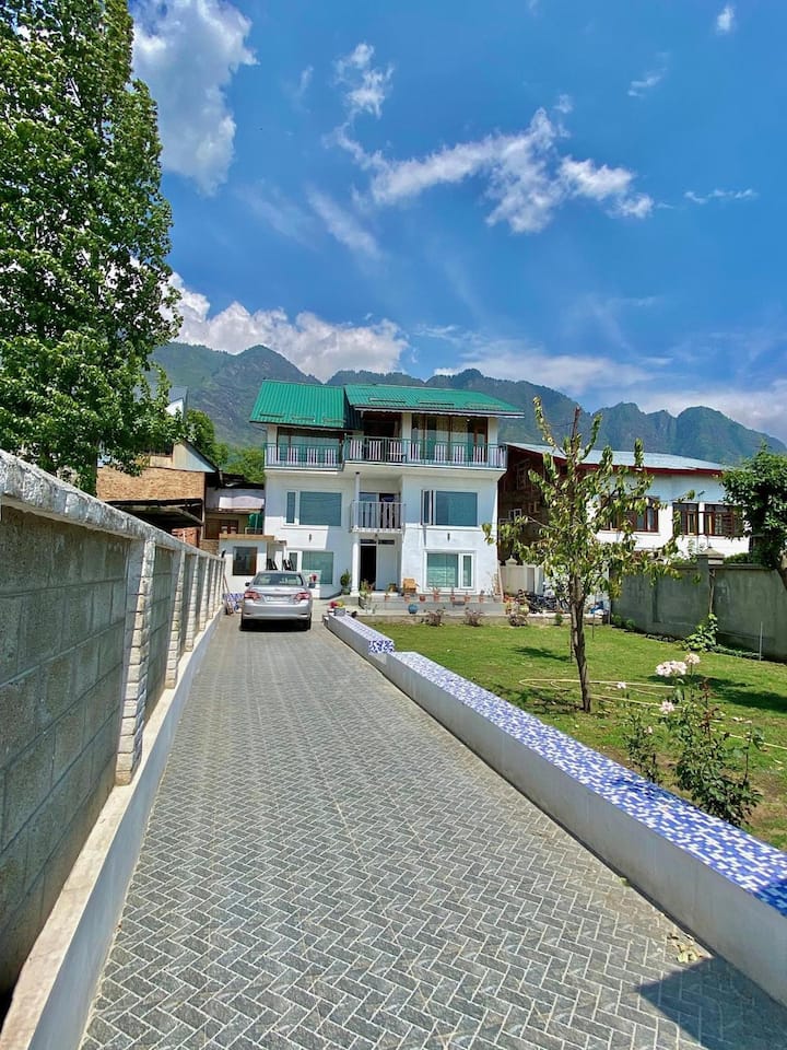 A Lake Side House Having Rooms With Views Of Lake - Srinagar
