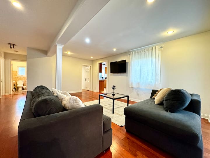 Peaceful & Private Old Home With Cozy Charm - Vaughan