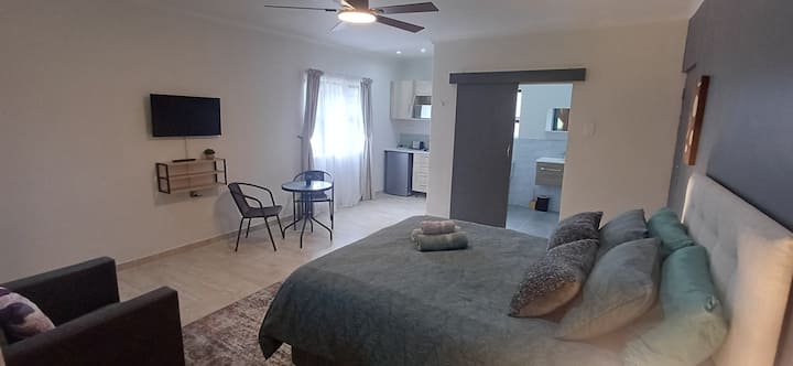 Suite 1 & 2 (Interleading Door) - Kloof