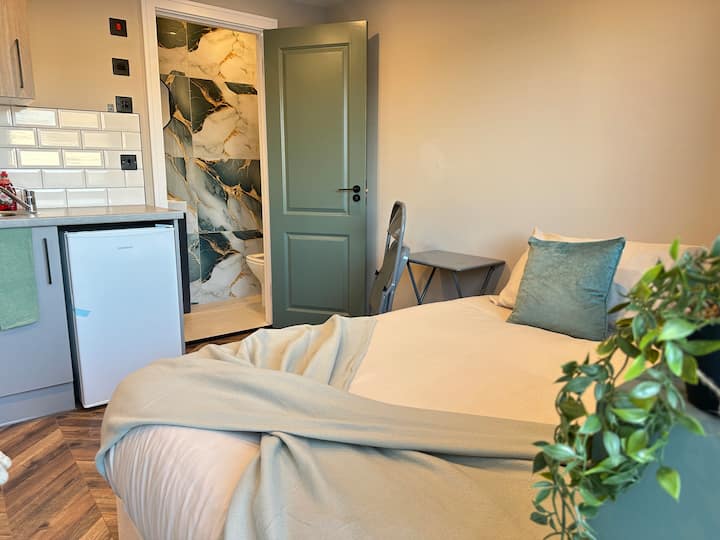 3 Modern Luxury Studio • Contractor Friendly - Gillingham