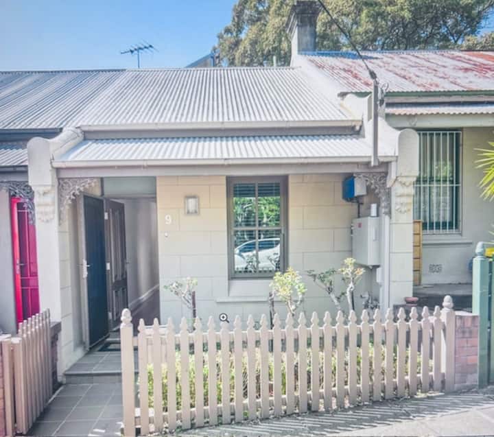 Modern Terrace Moments From The City - Camperdown