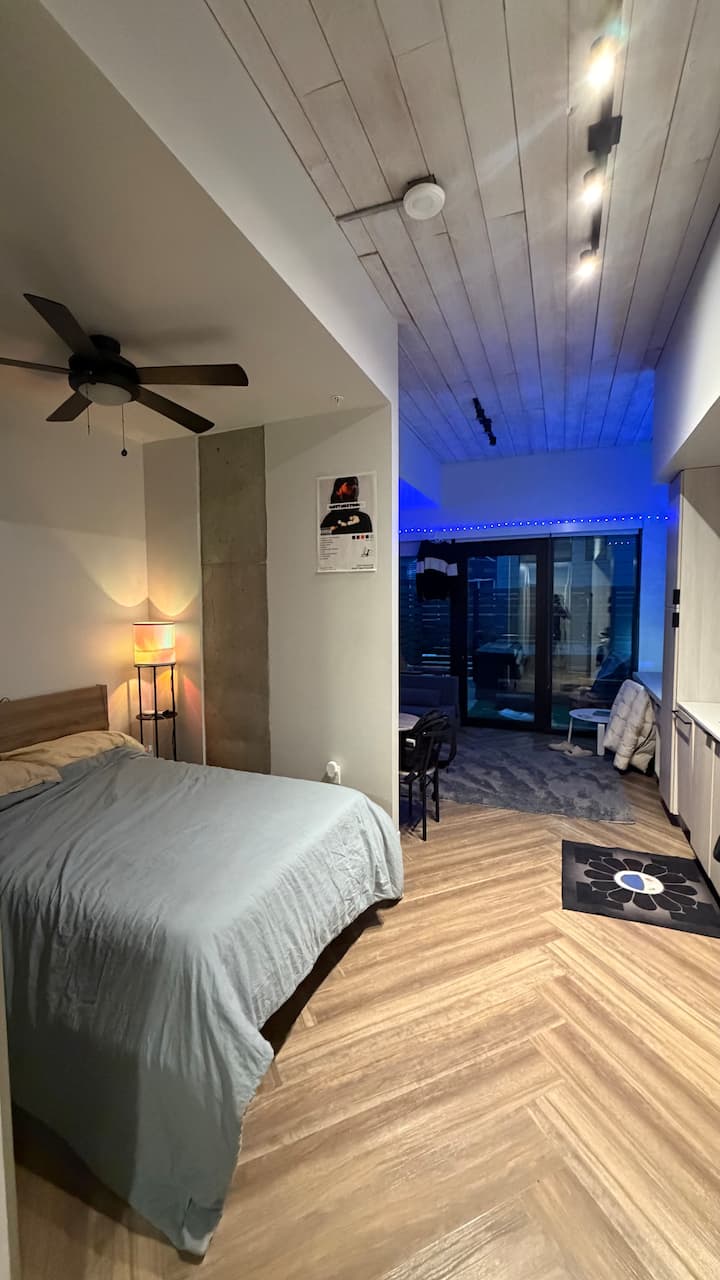 Heart Of Campus-town State Of The Art Apartment - Champaign, IL